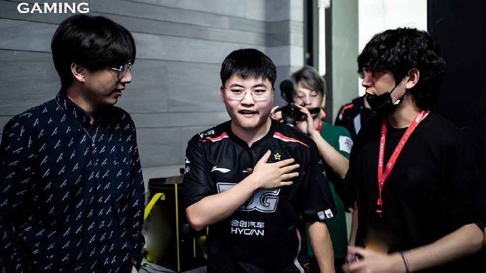 Uzi持续首发！EDG再战LNG：双方赛前海报攻击性拉满！|攻击性|海报|比赛_新浪新闻