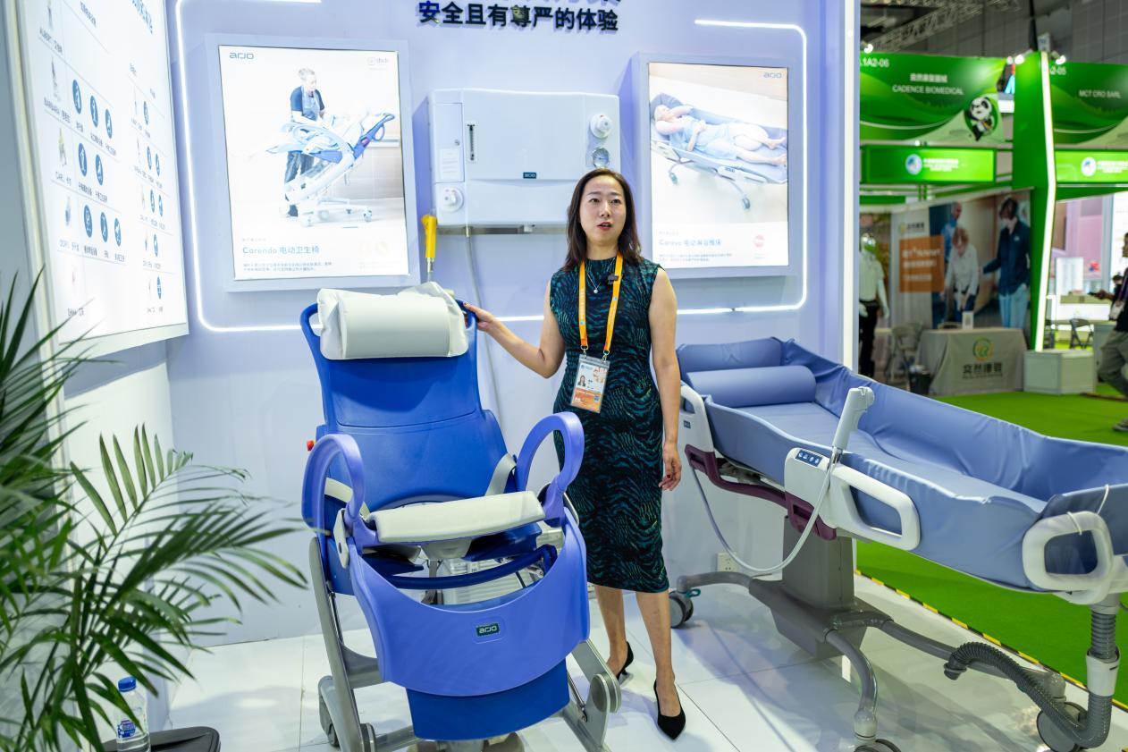 欢迎，进博新面孔｜Arjo安究：我们的产品为卧床老人解决洗澡难题|人民网|安究|卧床|Arjo|护理_新浪新闻