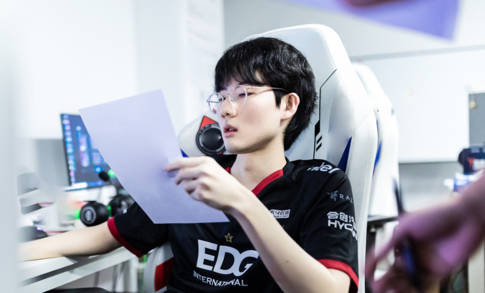 Viper没有顶级统治力？宁王分析四个顶尖ADC，Uzi最强|选手|巅峰|世界冠军_新浪新闻