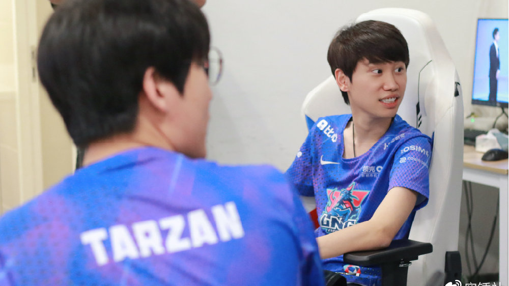 赢V5为争口气！Doinb谈人生4次冒泡赛经历，LWX告诫千万别玩露露|露露|争口气|队友_新浪新闻