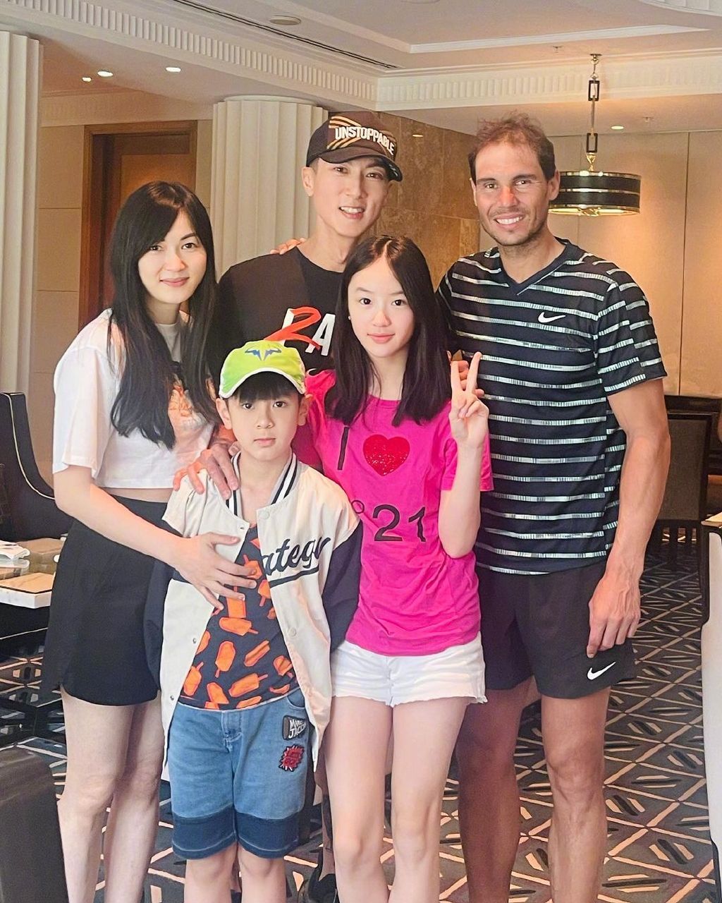 吴尊林丽莹庆祝相恋27周年，晒甜蜜初恋照秀恩爱，自称：奋斗情侣