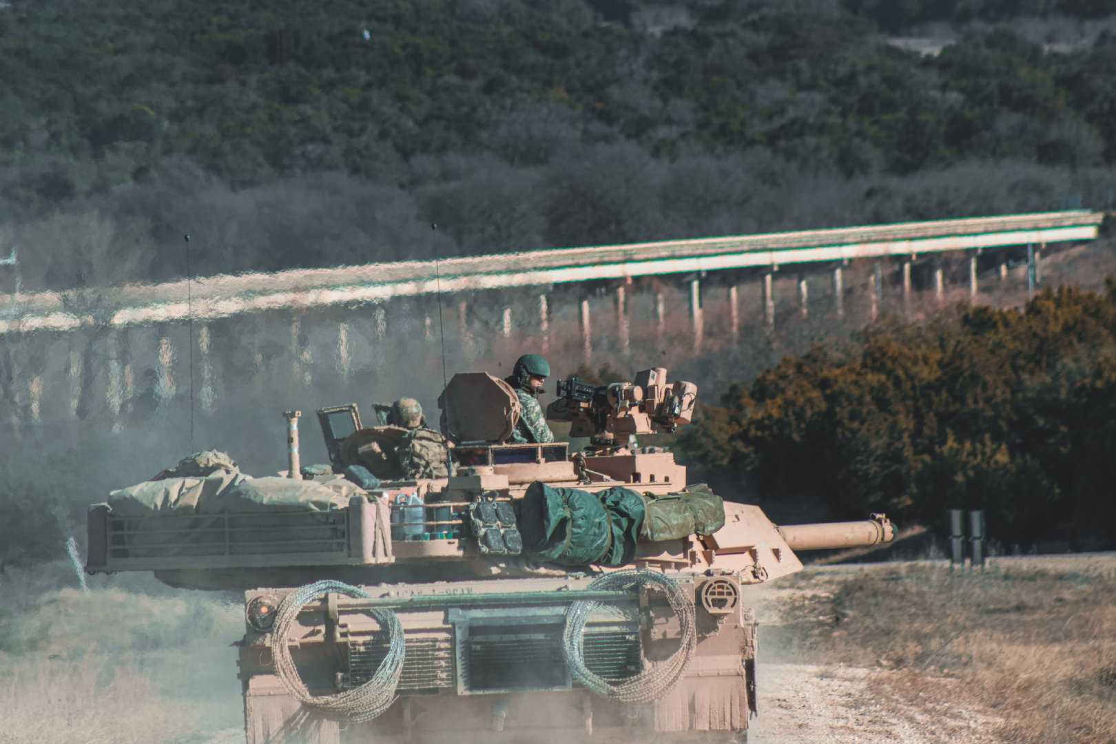 第1营Bravo连的两辆M1A2 SEP V3主战坦克与目标交战。