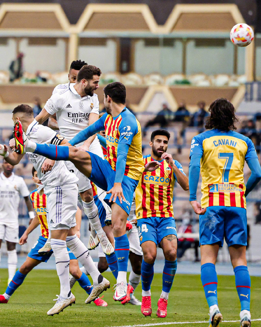 2-0！5-4！0-2！豪门悲喜夜曼城翻车，梅西王者归来，皇马险爆冷|南安普顿|皇马|曼城_新浪新闻