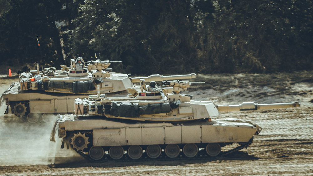 第1营Bravo连的两辆M1A2 SEP V3主战坦克与目标交战。|主战坦克|M1A2|胡德堡_新浪新闻