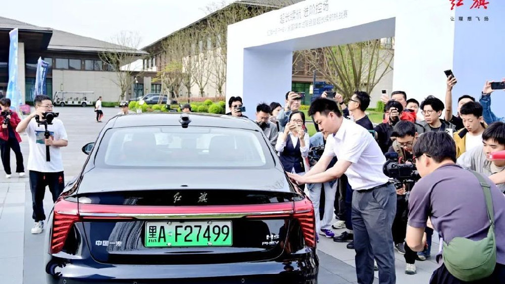 满油满电挑战1707公里成功 红旗H5 PHEV缔造续航新奇迹-新浪汽车