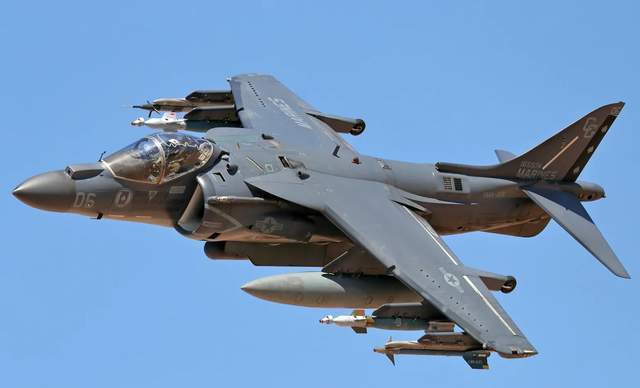 美军AV-8B战机，吸收“鹞”式战机技术，能完成垂直起降