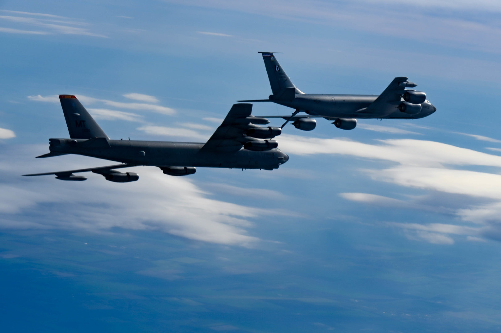 第23远征炸弹中队的B-52H同温层堡垒从一架KC-135接收燃料|同温层|堡垒|炸弹_新浪新闻