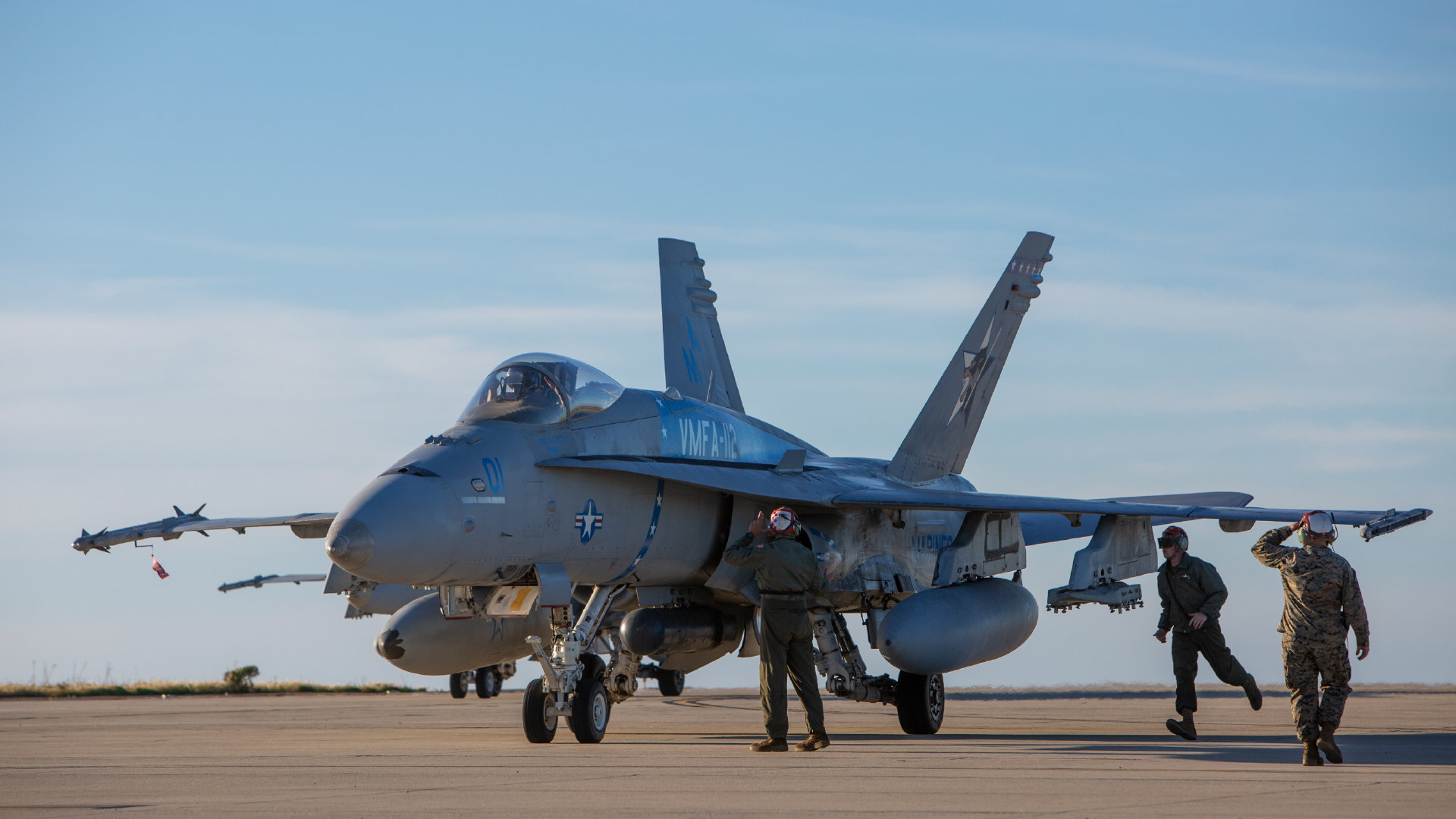 一枚Mark 82通用炸弹热装到F/ a - 18c大黄蜂飞机上