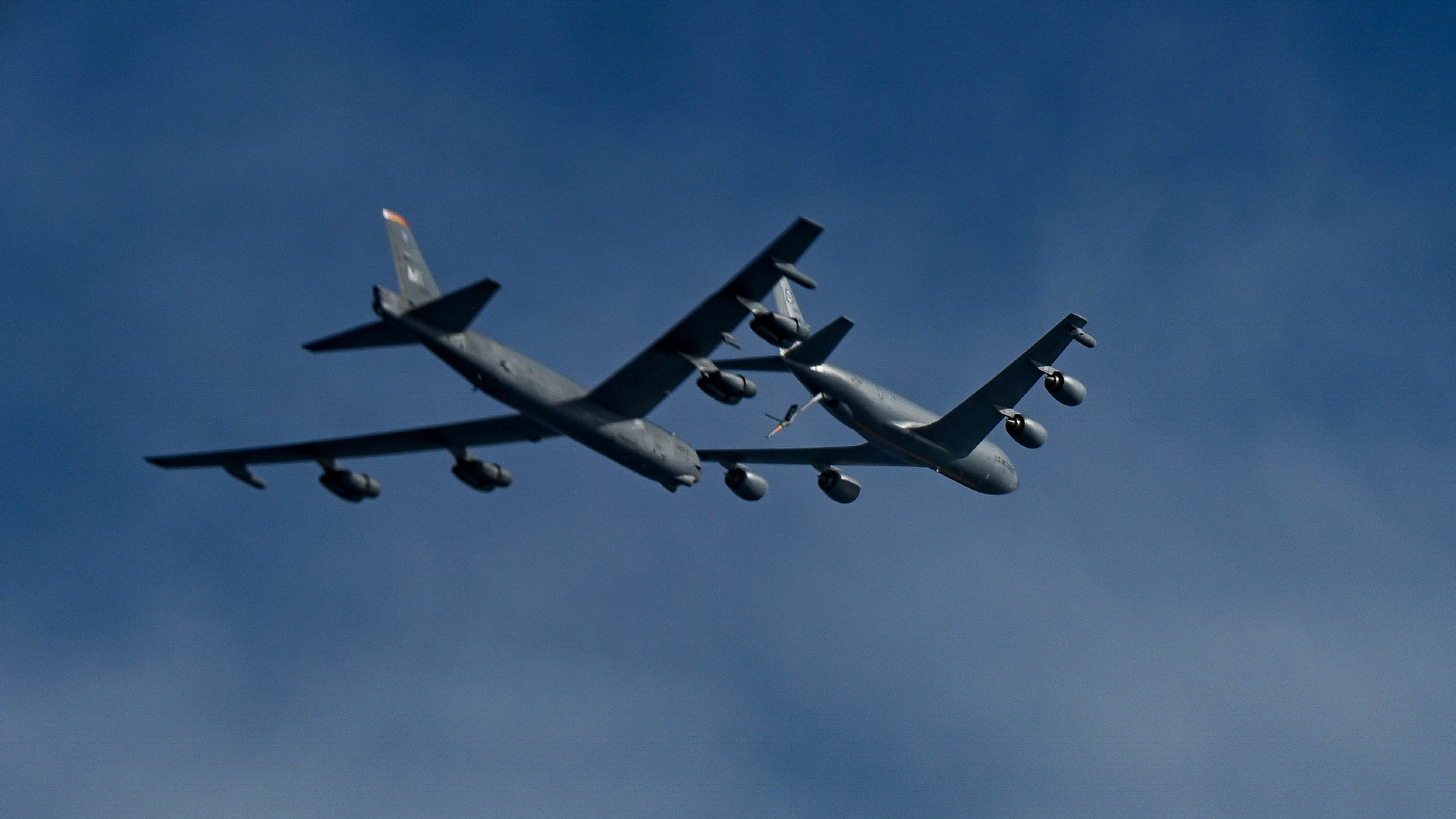 第23远征炸弹中队的B-52H同温层堡垒从一架KC-135接收燃料|同温层|堡垒|炸弹_新浪新闻