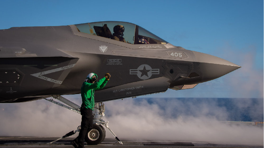 97攻击战斗机中队(VFA)“战鹰”的F-35C闪电II进行飞行前检查|攻击战斗机|战鹰|闪电_新浪新闻