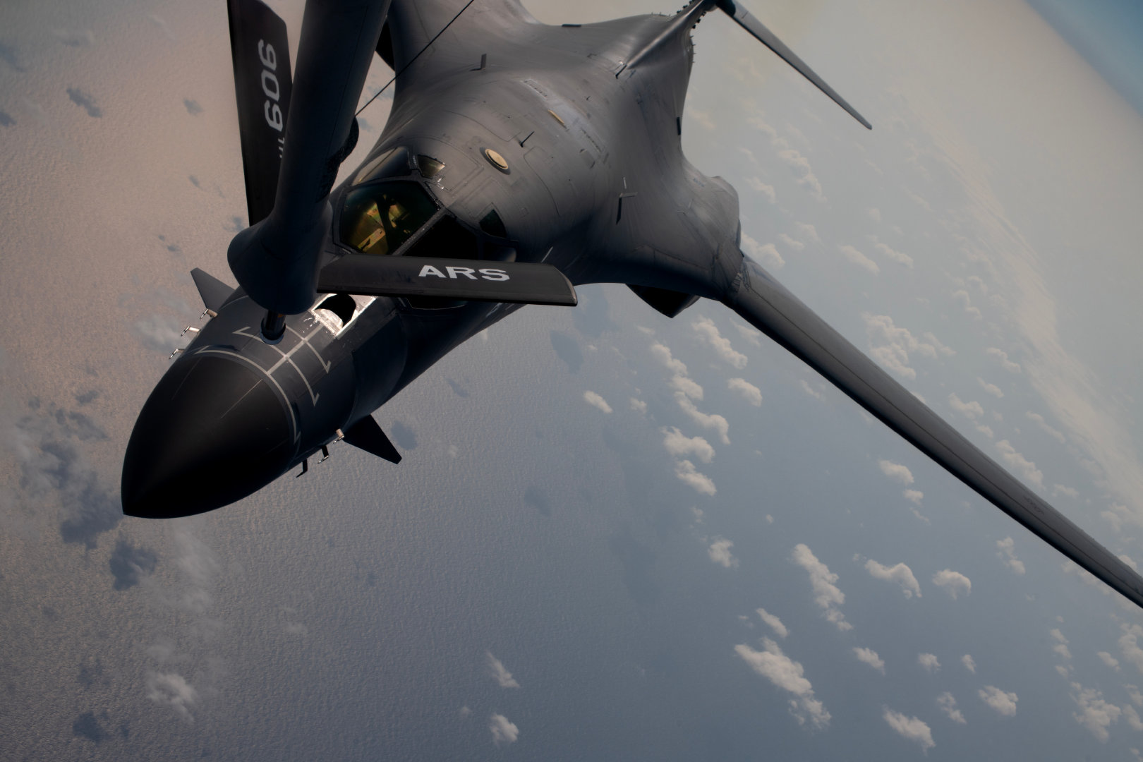 美国空军第34远征轰炸中队B-1B“枪骑兵”在太平洋上空加油