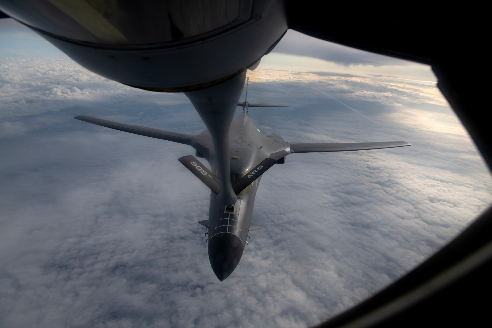 美国空军第34远征轰炸中队B-1B“枪骑兵”在太平洋上空加油