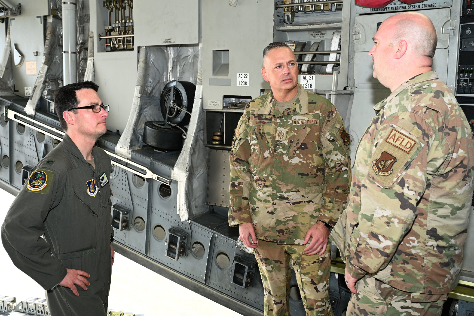 第517空运中队的C-17“环球霸王III”飞越蒂尼安国际机场