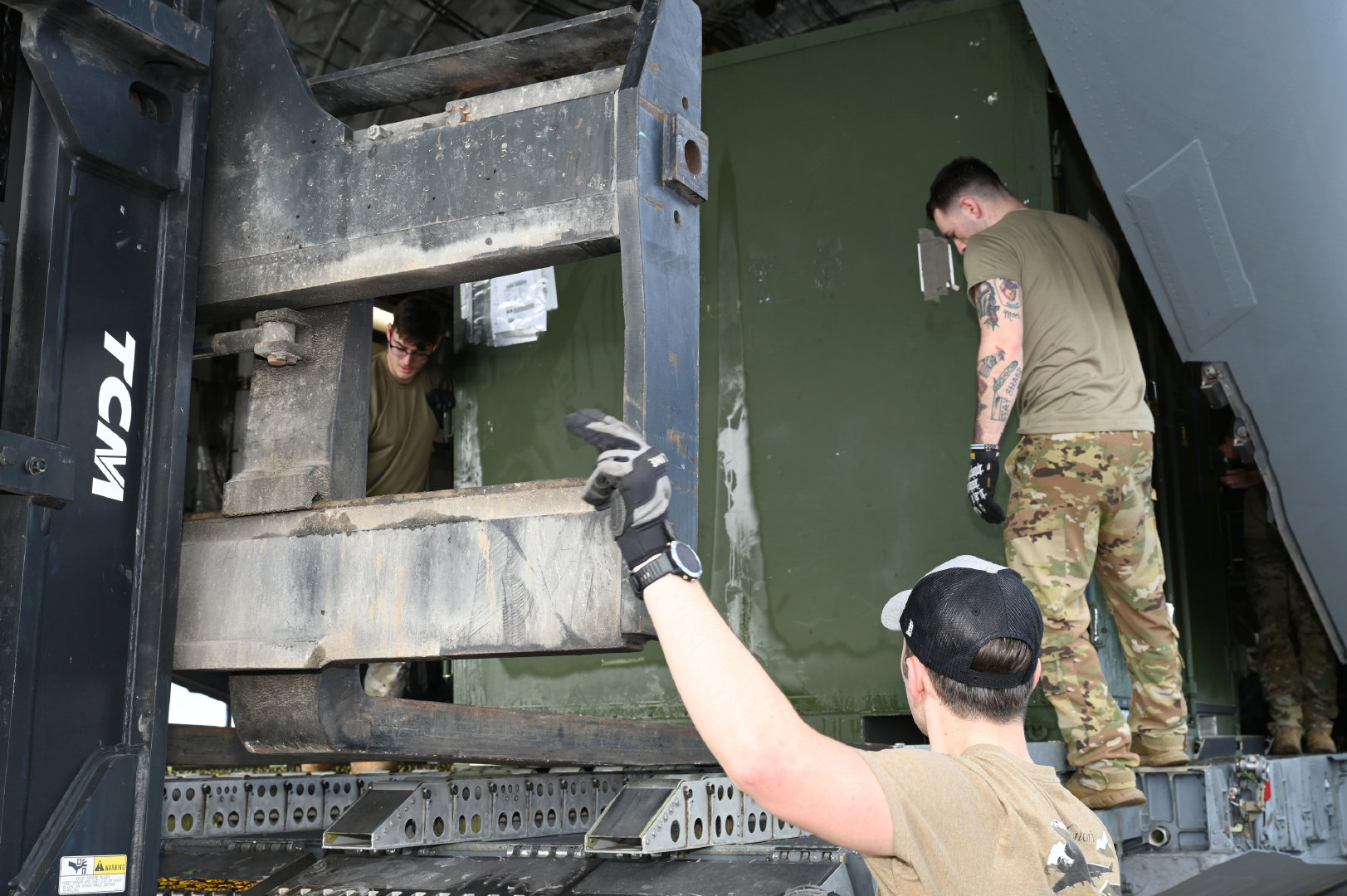 第517空运中队的C-17“环球霸王III”飞越蒂尼安国际机场