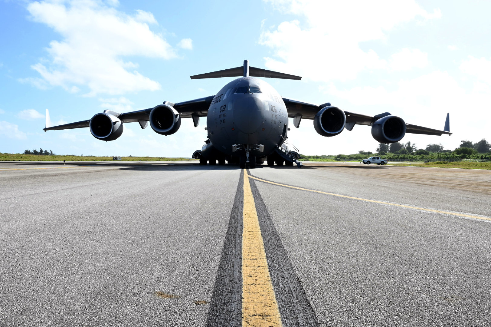 第517空运中队的C-17“环球霸王III”飞越蒂尼安国际机场