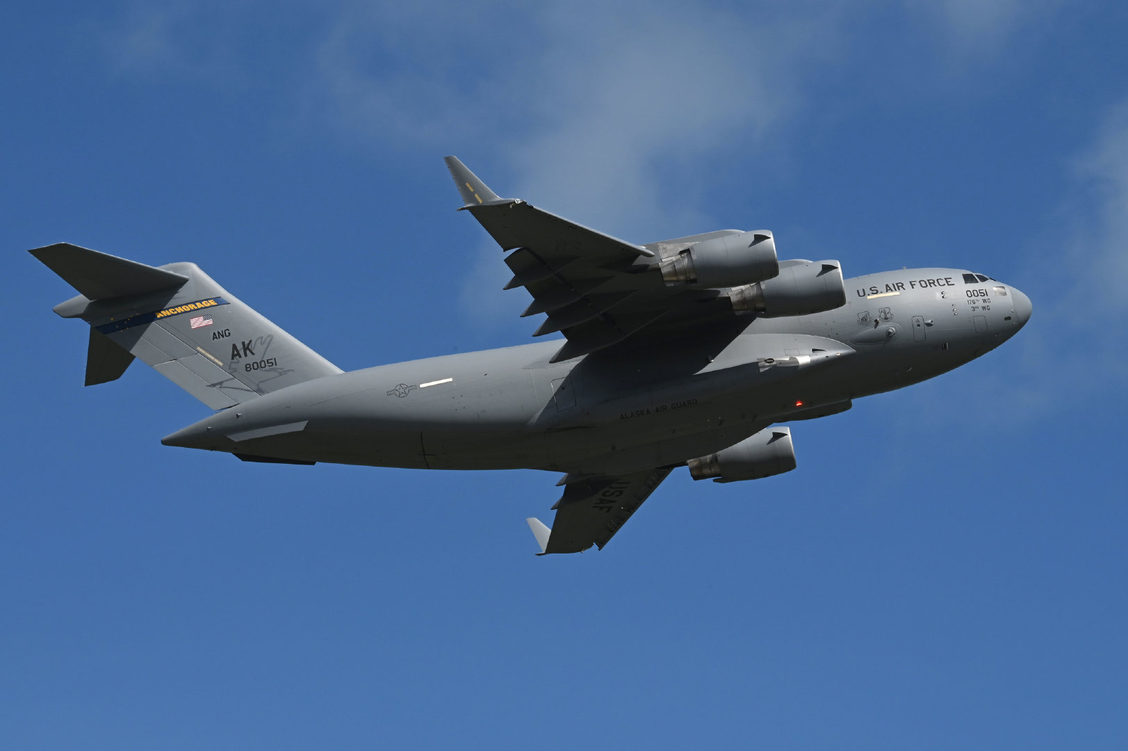 第517空运中队的C-17“环球霸王III”飞越蒂尼安国际机场