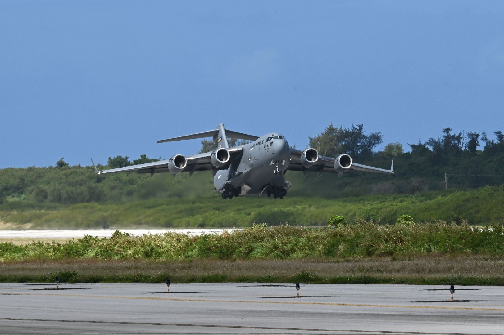 第517空运中队的C-17“环球霸王III”飞越蒂尼安国际机场