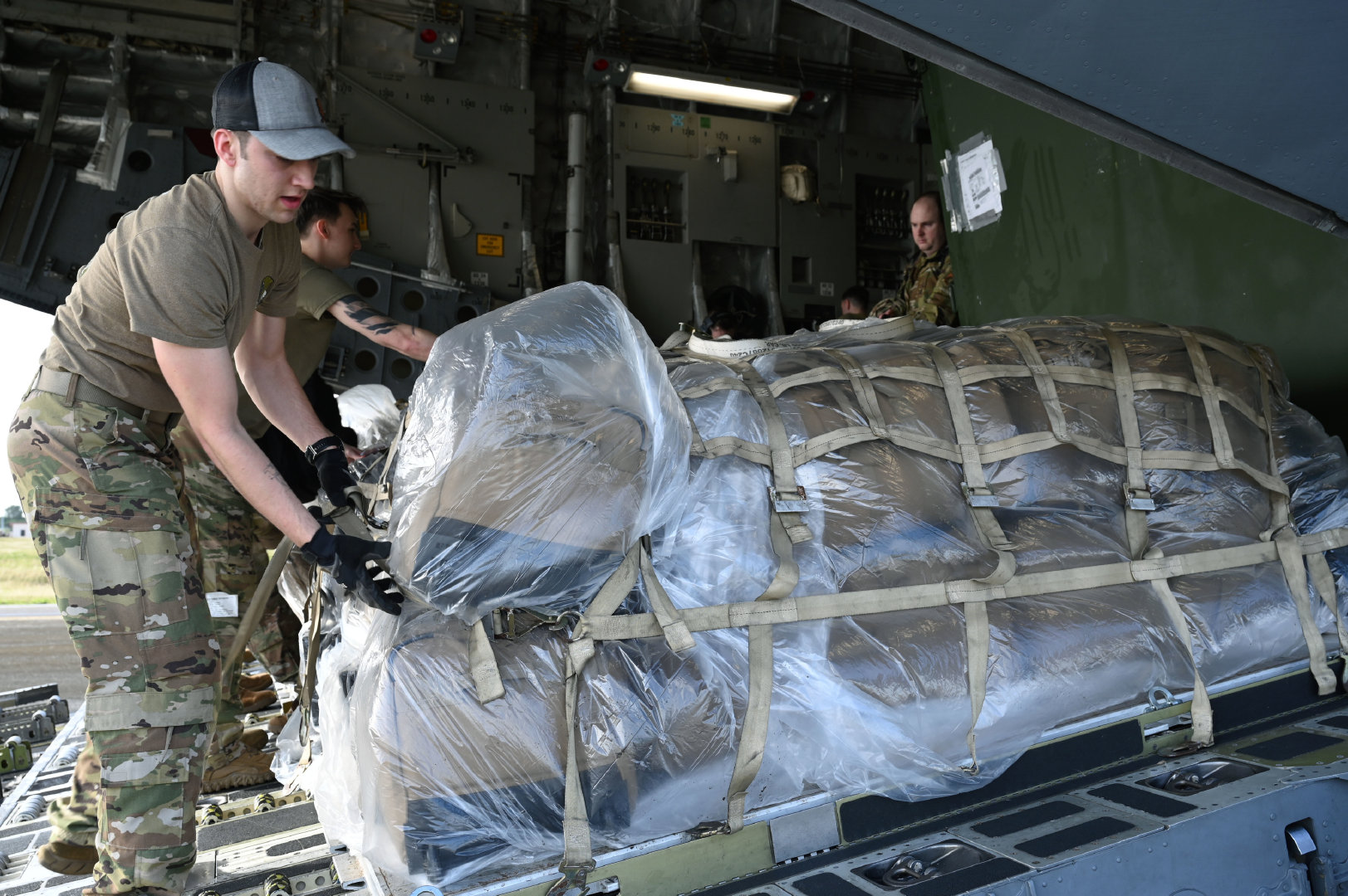 第517空运中队的C-17“环球霸王III”飞越蒂尼安国际机场