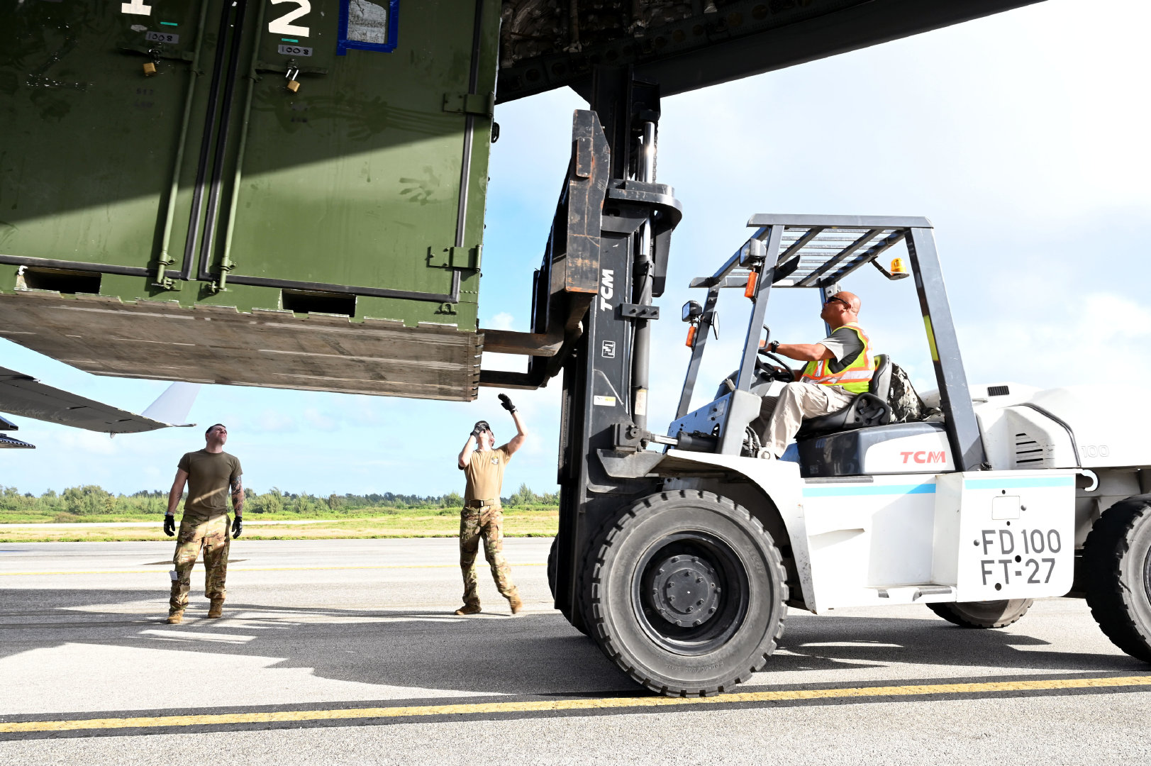 第517空运中队的C-17“环球霸王III”飞越蒂尼安国际机场