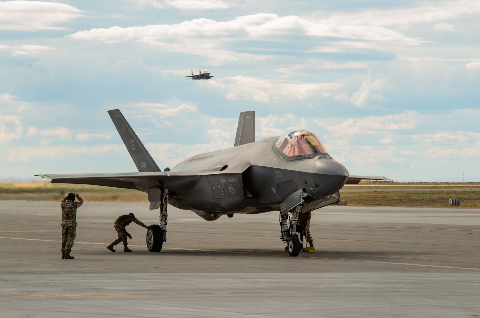 美国空军一架F-35A“闪电II”战斗机在训练后准备关机