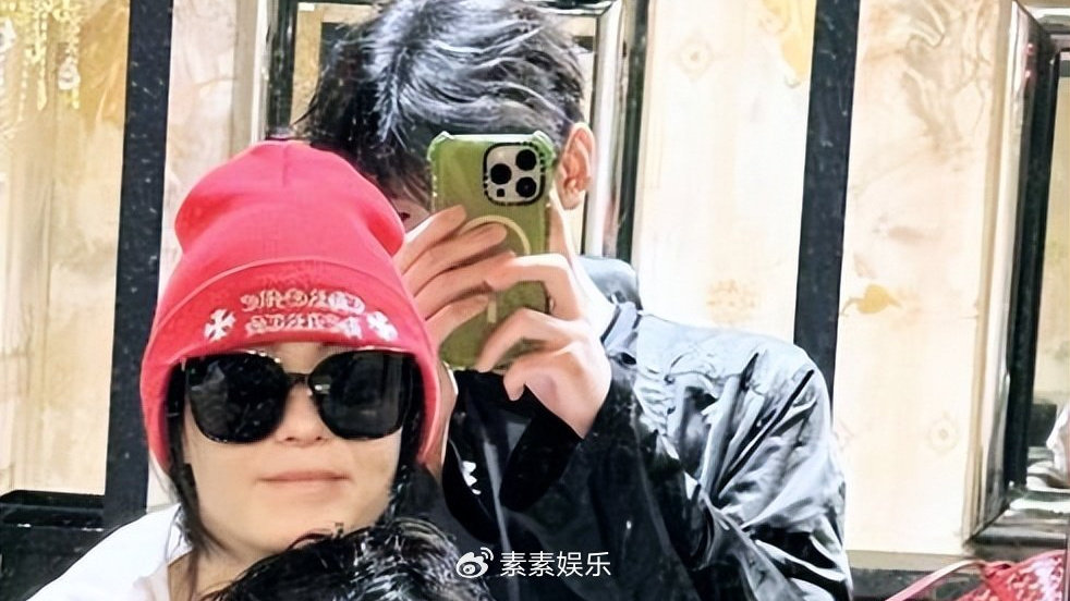 张柏芝晒两个大儿子亲密合影：Lucas被妈妈搂着，Quintus耍酷拍照|张柏芝|Lucas|谢霆锋_新浪新闻