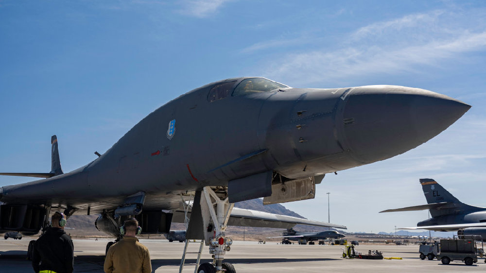 第37轰炸机中队的B-1B枪骑兵在红旗23-2大型部队演习中降落|枪骑兵|轰炸机|演习_新浪新闻