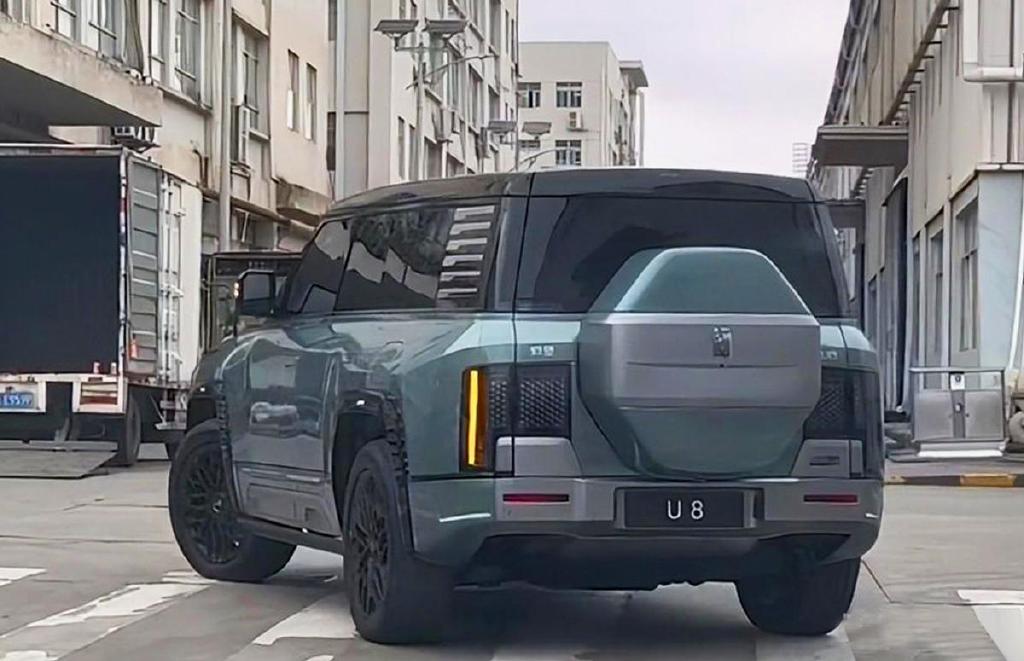 仰望U8实车现身，内饰细节曝光，2+2+3座椅布局，或上海车展亮相