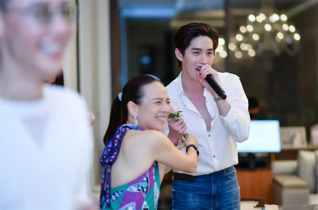 泰星Tor回应参加顶级富婆聚会，感谢AumP帮忙缓解紧张情绪|聚会|泰国|伍伦盼_新浪新闻