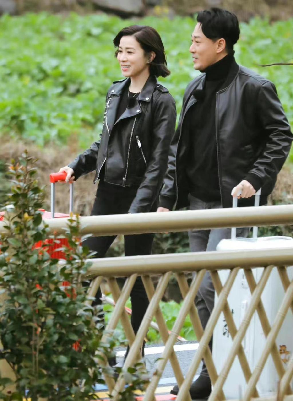 佘诗曼录制《我们的客栈》路透，微卷短发搭皮衣，又美又飒！ -6parkbbs.com