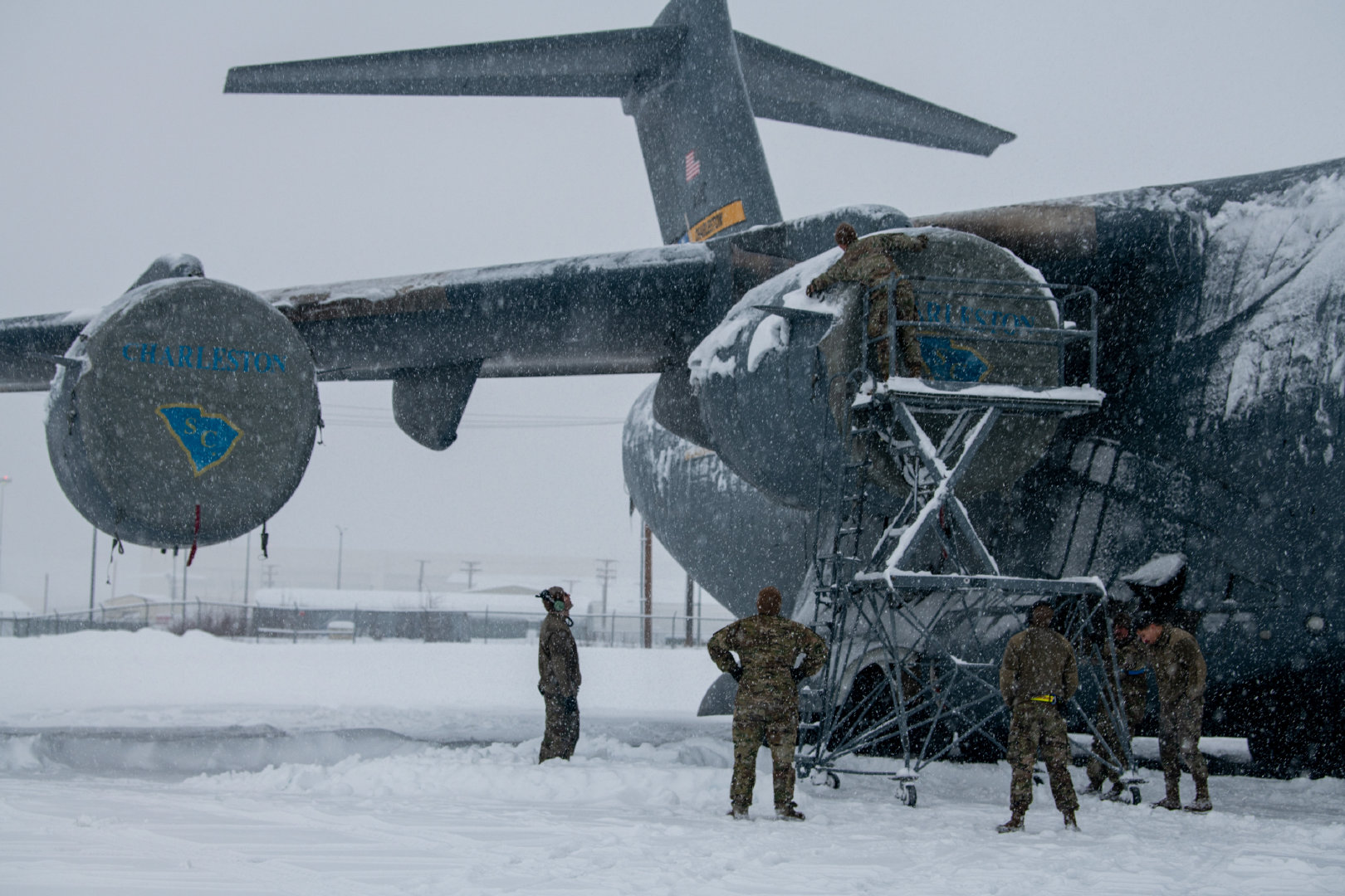美国空军人员准备C-17“环球霸王III”进行除冰。