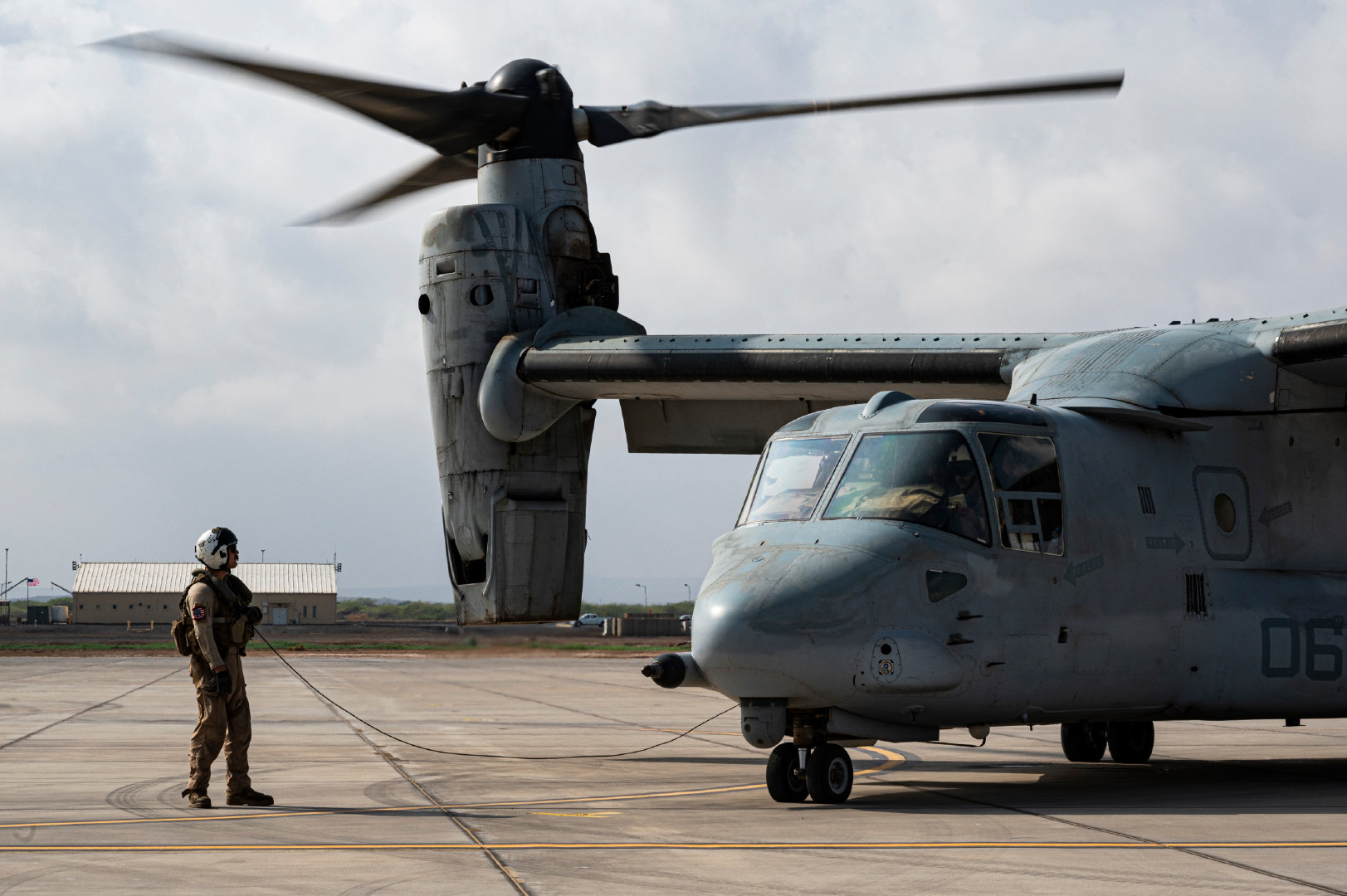 海军陆战队266中型倾转旋翼机中队MV-22在吉布提上空飞行