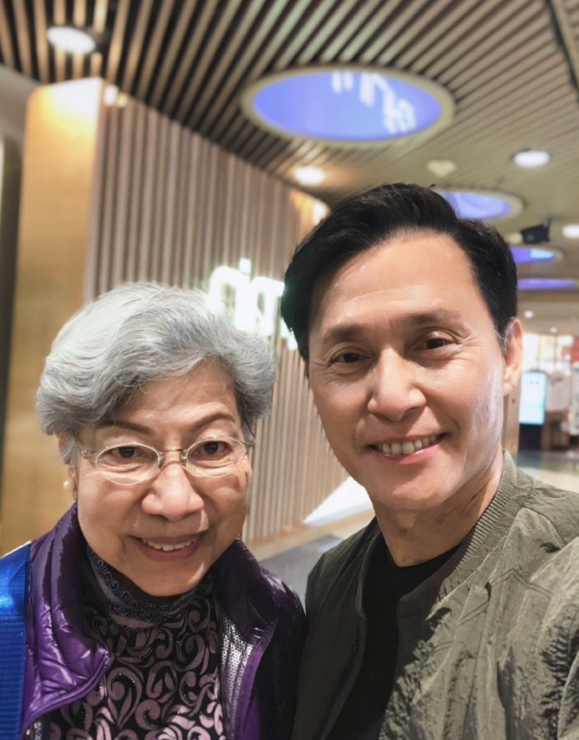 张国强和罗兰周骢开心相聚合影 息影的91岁周骢依旧精神奕奕