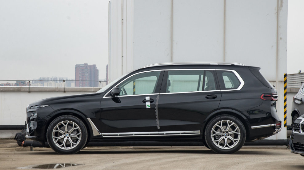 宝马SUV，可自动倒车200米，搭载4.4T+空气悬架，比奔驰GLS受欢迎-新浪汽车