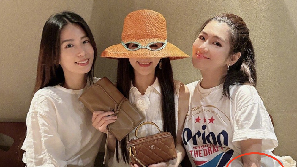 SHE合体为42岁Ella庆生，送万元包包，Selina挺孕肚素颜状态极佳|乘风2023|庆生|包包_新浪新闻