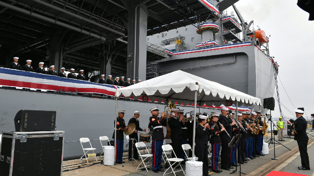约翰-L-坎利号远征海上基地（ESB 6）在科罗纳多海军基地举行服役仪式|约翰|美国海军_新浪新闻