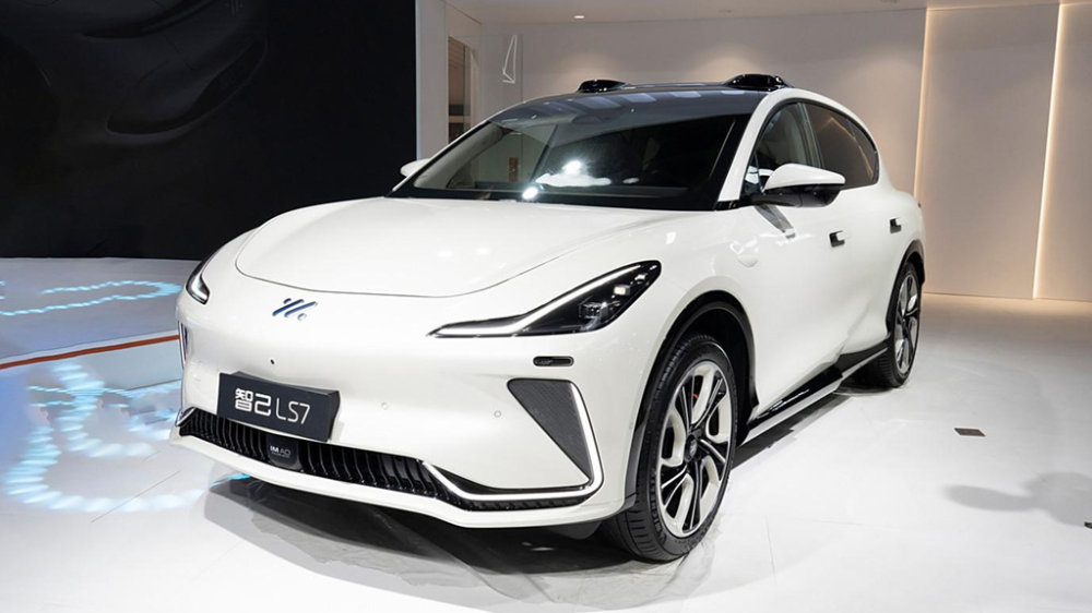 智己双雄齐聚重庆车展 LS7 Max与L6金标版来了!-新浪汽车