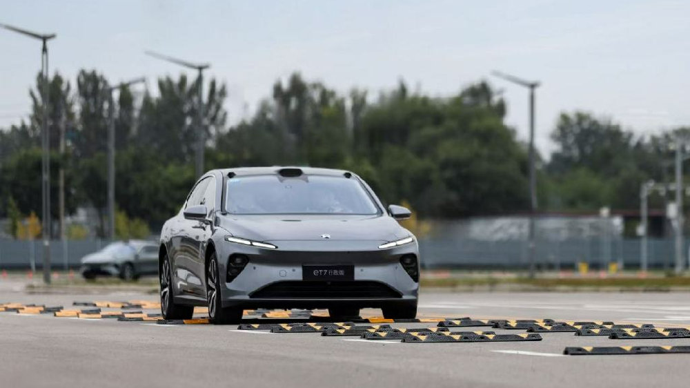 蔚来ET7评价：AI智能底盘好开好坐，一台向无趣说不的车-新浪汽车