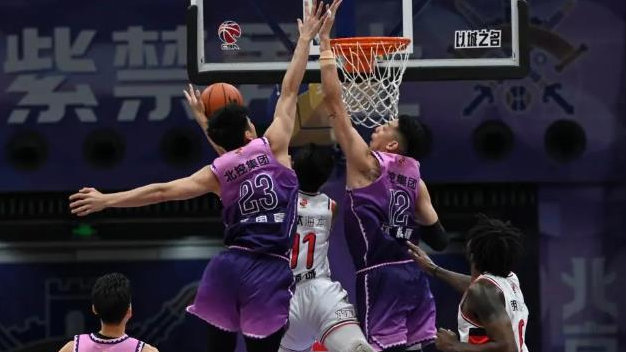 CBA常规赛，广东男篮以105-98艰难逆转战胜北控男篮，徐杰32分|CBA|广东男篮|北控_新浪新闻