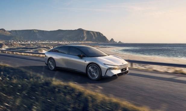 AI时代的BBA来了！小鹏P7+18.68万元起售-新浪汽车