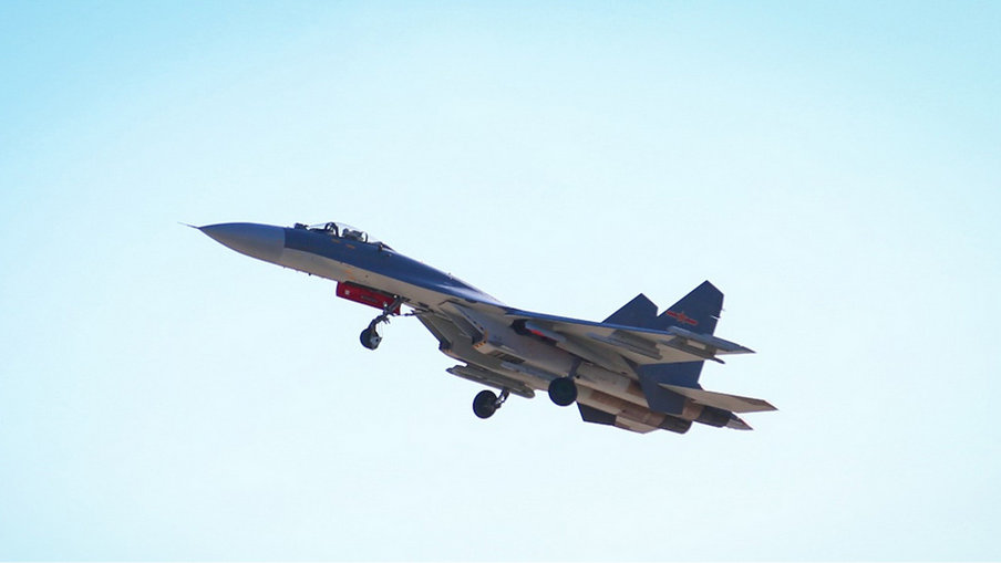 歼-11BG亮相长春航展：加装有源相控阵雷达，战力已经接近歼-16|战斗机|沈飞|相控阵_新浪新闻