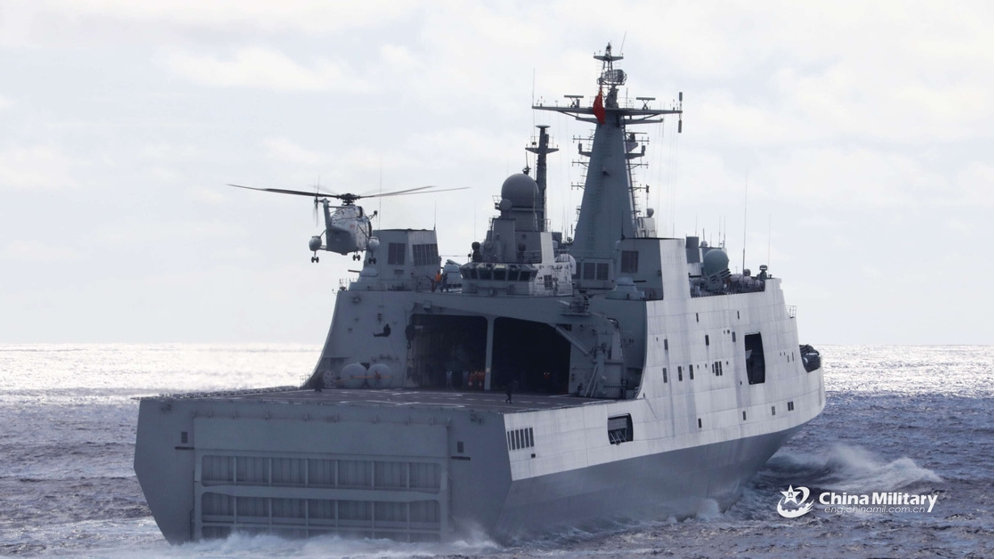中国首艘071E交付，两万五千吨排水量，美粉见了酸的厉害！|东南亚|船坞登陆舰|海军_新浪新闻