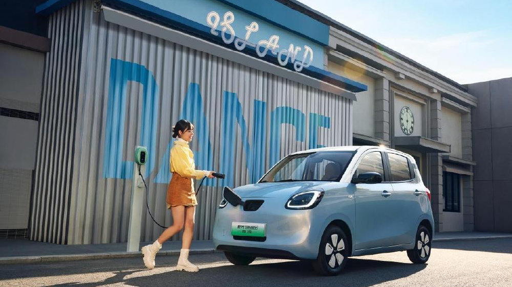 开启简单代步2.0时代，宏光MINIEV四门版空间舒适细节曝光-新浪汽车