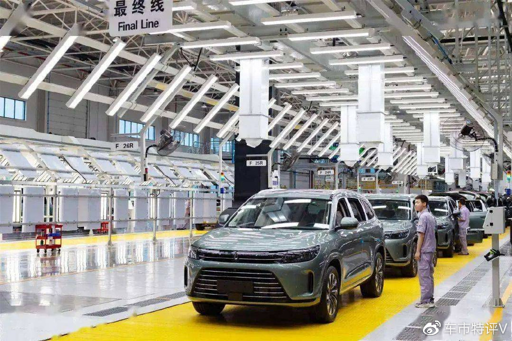 华为问界的新旗舰车型来了，AITO问界M9谍照曝光，将与理想L9竞争