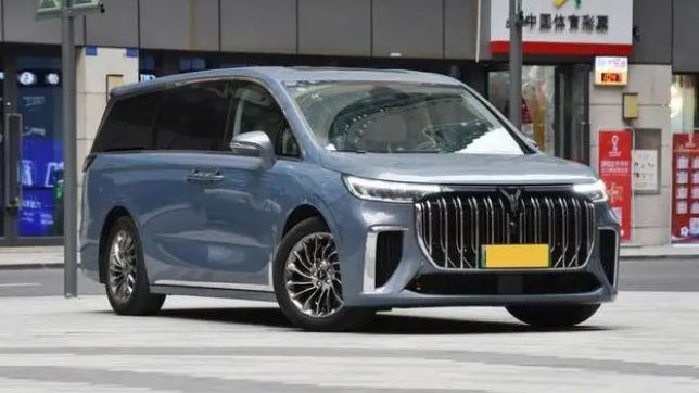 MPV选油车还是电车？别克GL8正面PK岚图梦想家，谁更值得买？-新浪汽车