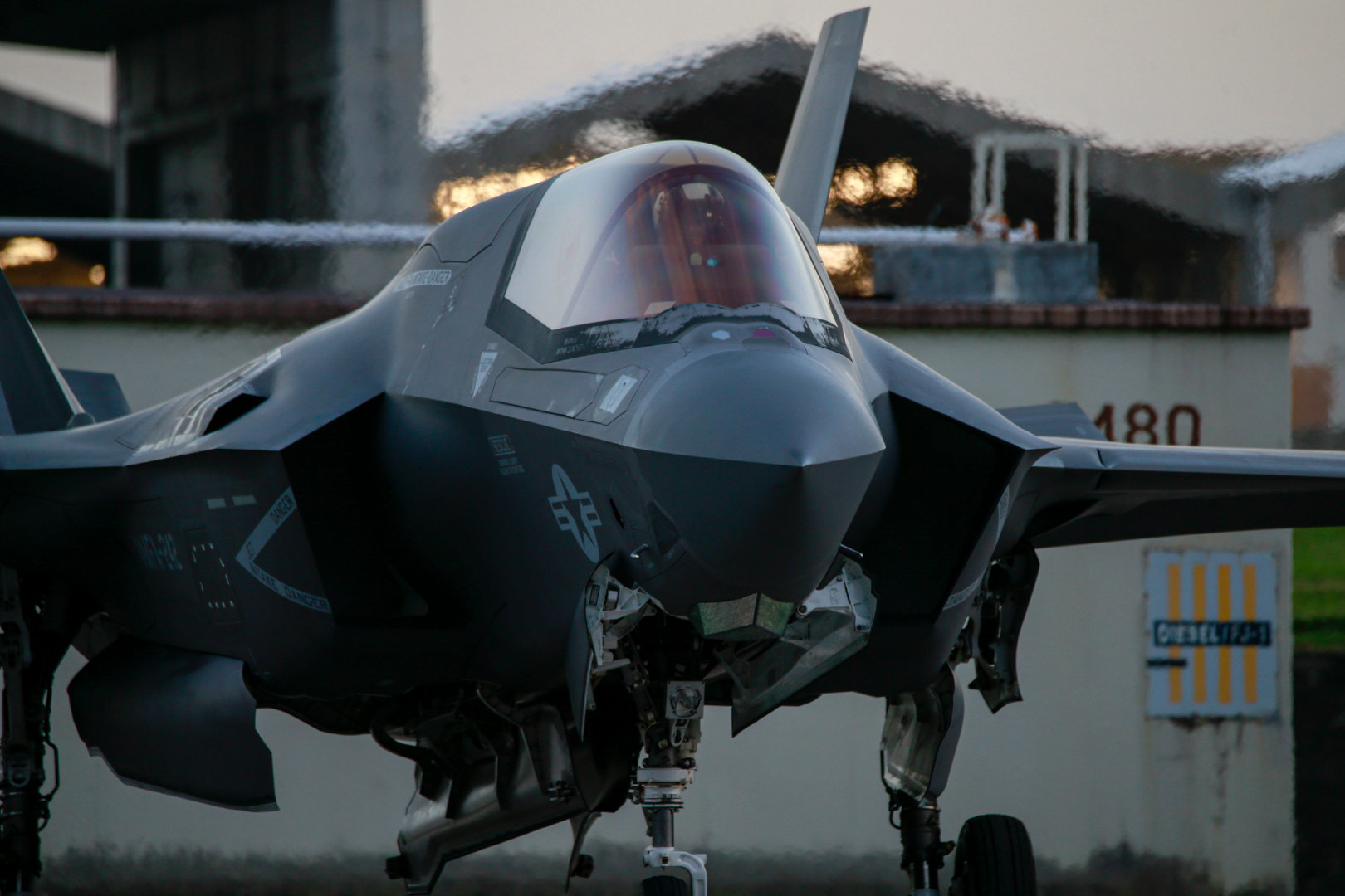 在日本冲绳的嘉手纳空军基地，一架F-35B返航|嘉手纳|海军陆战队|F-35B_新浪新闻