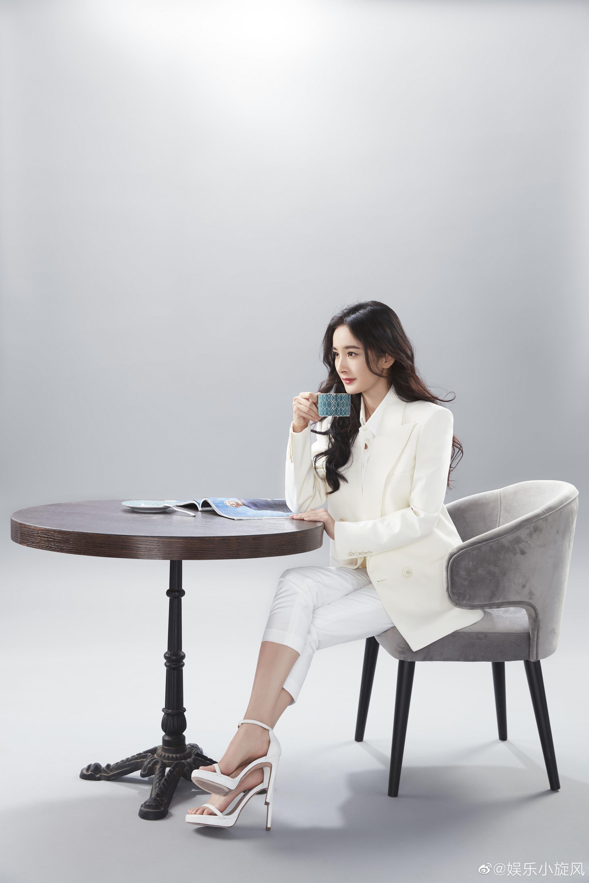 AWSL，@杨幂 白色西装造型照来了，气场直接越过屏幕怼到脸上|杨幂|气场|白色_新浪新闻