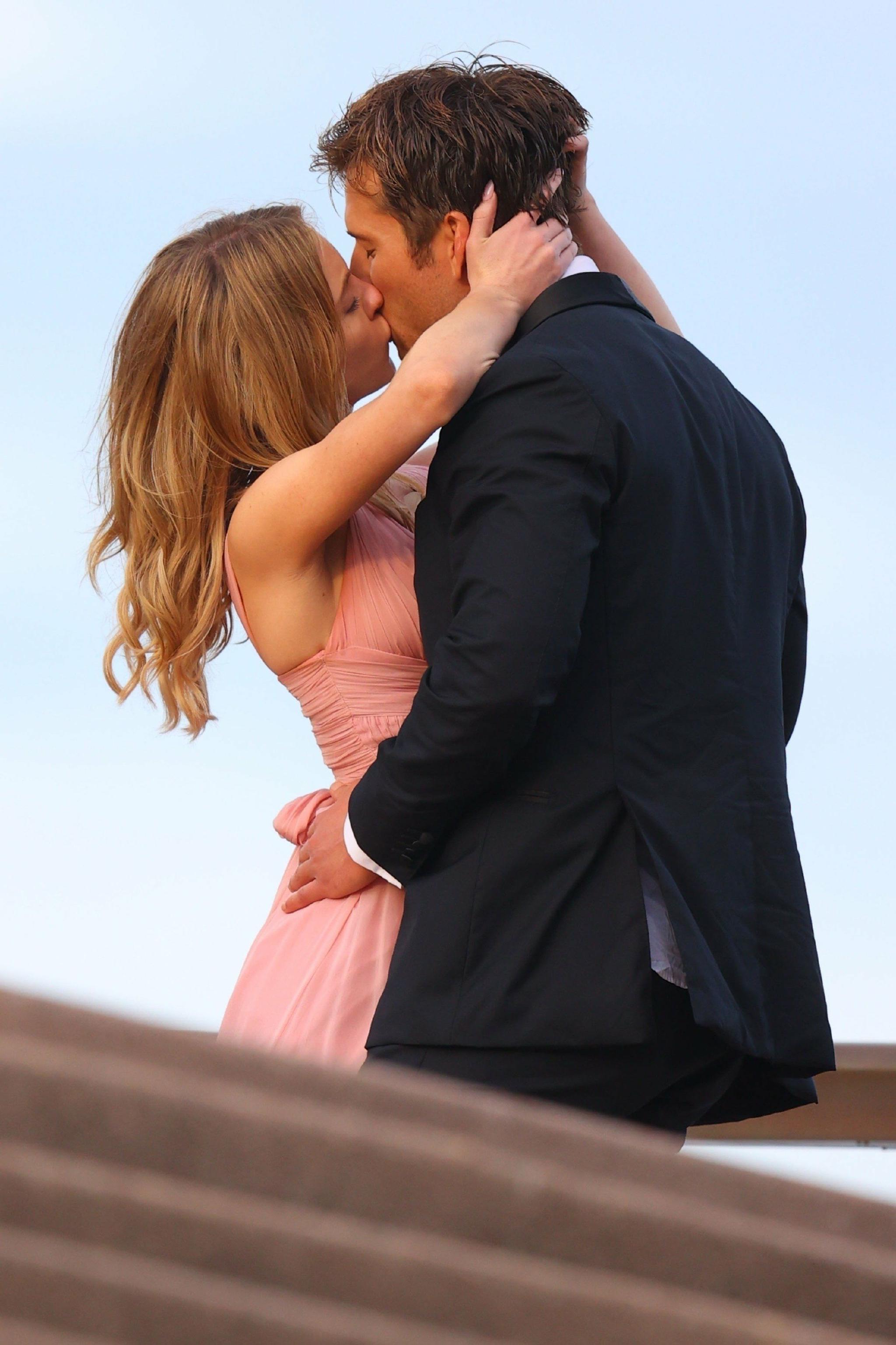 悉尼妹和主演R级性喜剧《只想爱你》北美定档12月15日上映！|只想爱你|悉尼|喜剧_新浪新闻