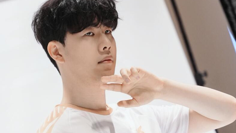 全明星暖心一幕，theshy主动伸手，和宁王握手再现S9场景|全明星|全明星赛|两人_新浪新闻