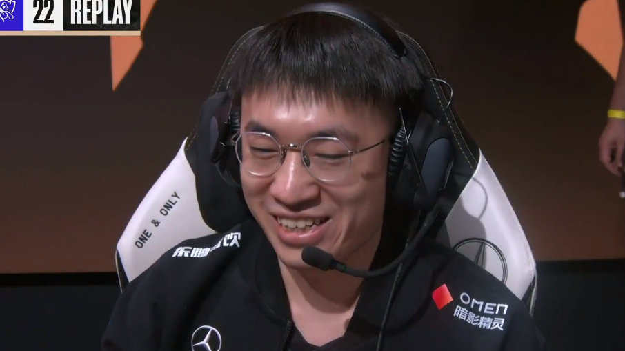 RNG斩获S12首胜，镜头给到特写，小虎笑了，北枫：久违的笑容|入围赛|笑容|特写_新浪新闻