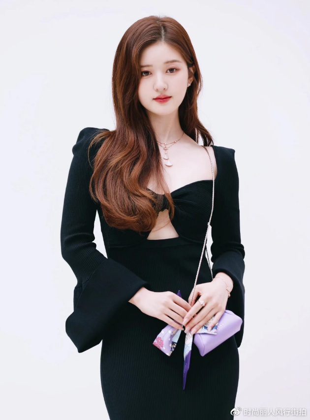 赵露思新活动竟赢了刘雯？穿低领裙美成豪门千金，红了就是不一样